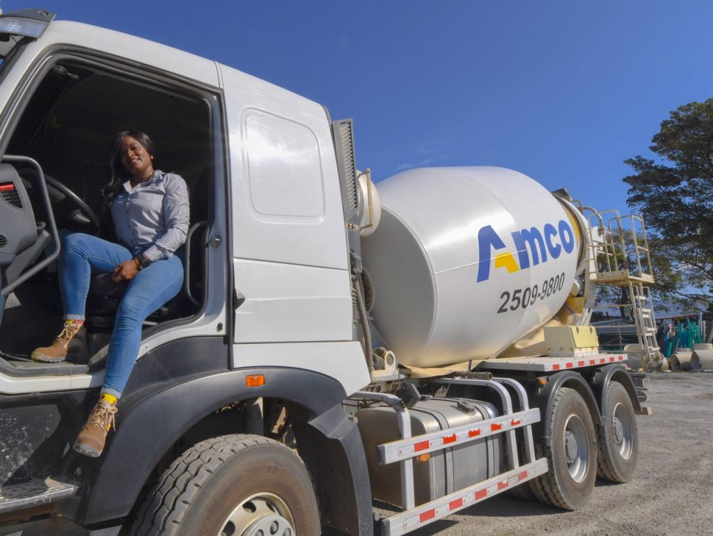 AMCO cuenta con una de las primeras mujeres conductoras de “chompipas” en Costa Rica - Mi Prensa